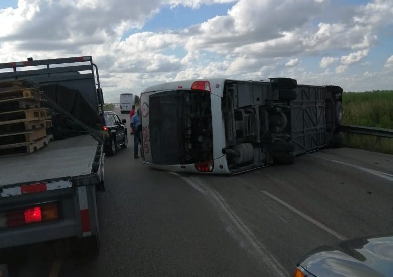 Bus tips over on El Coral Highway | DR1.com