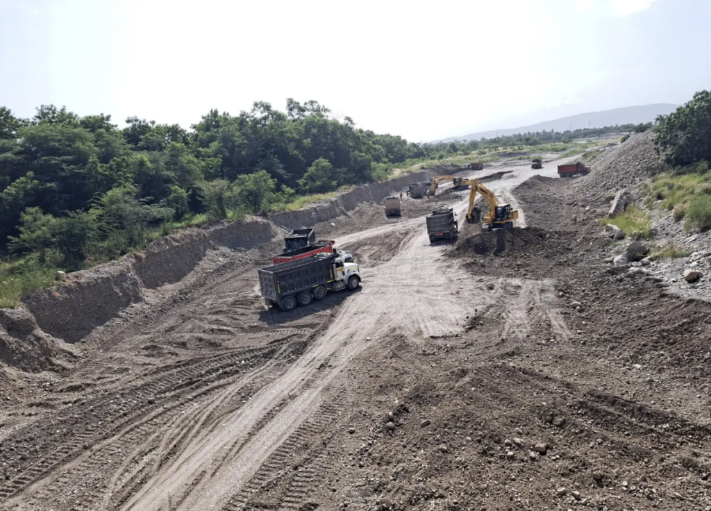 Heavy equipment seized in crackdown on Azua river extraction | DR1.com