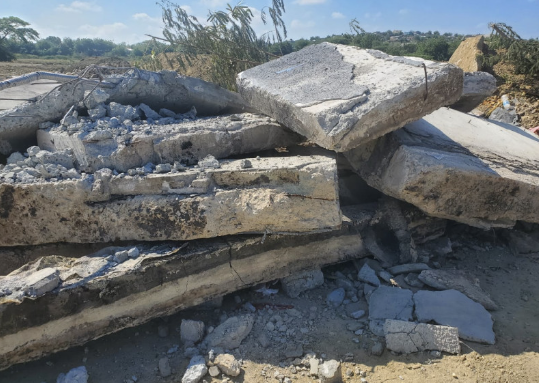 Where are the remnants of the collapsed roof of JetSet Club? | DR1.com