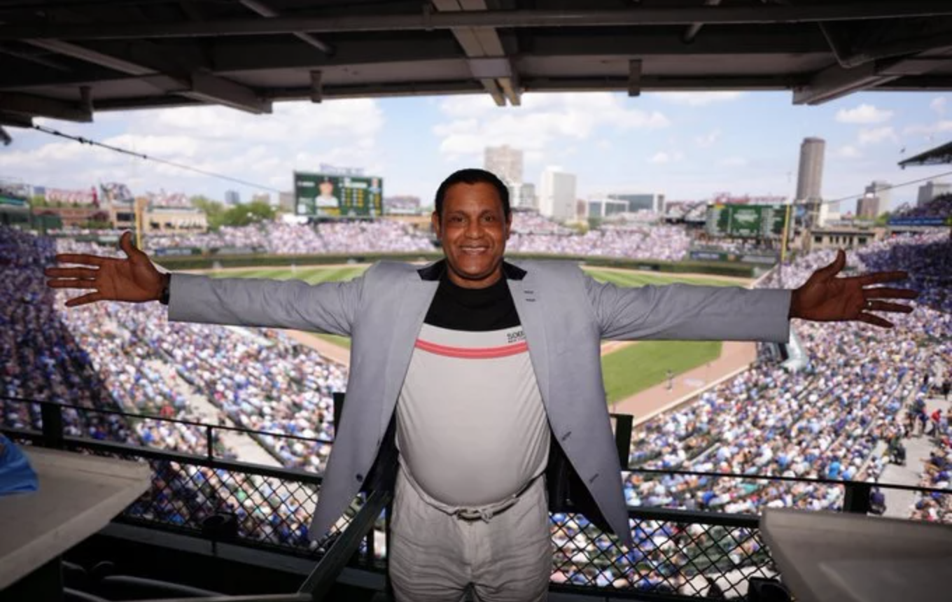 Fans give Sammy Sosa a standing ovation 20 years later at Wrigley Field ...